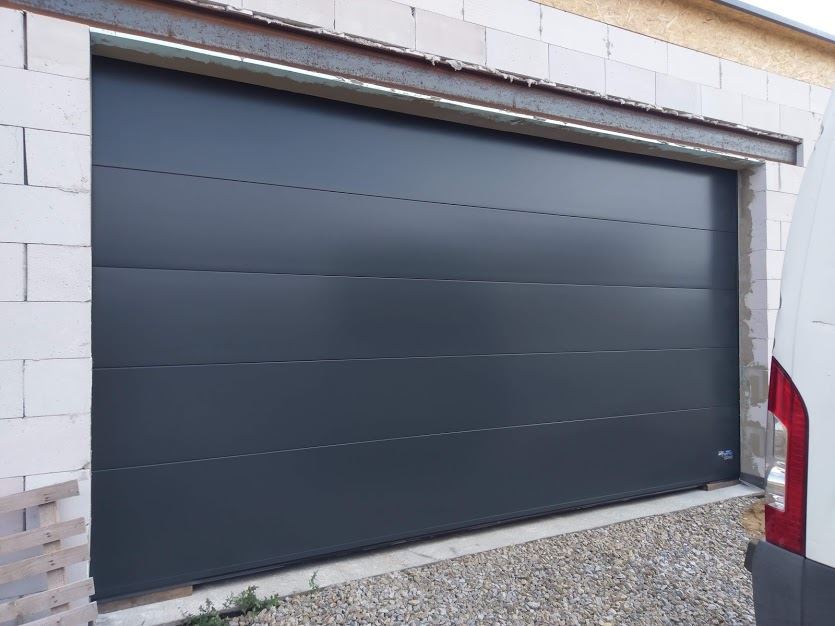 Sekční vrata antracit RAL 7016 Vladislav